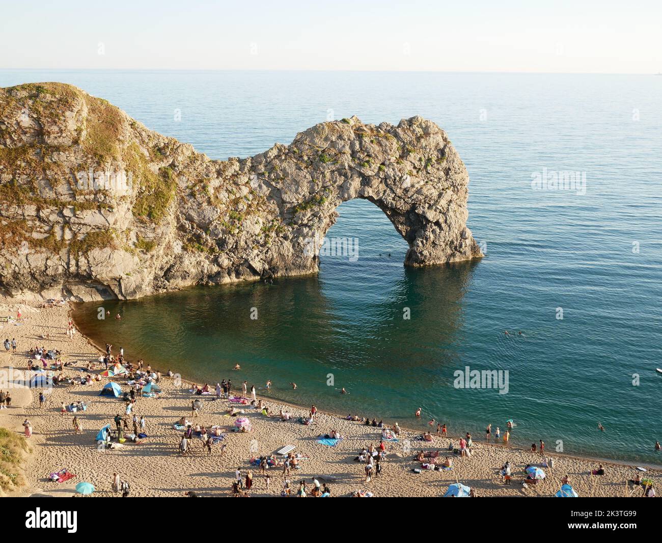 Durdle Door est une arche de calcaire naturel sur la côte jurassique ...