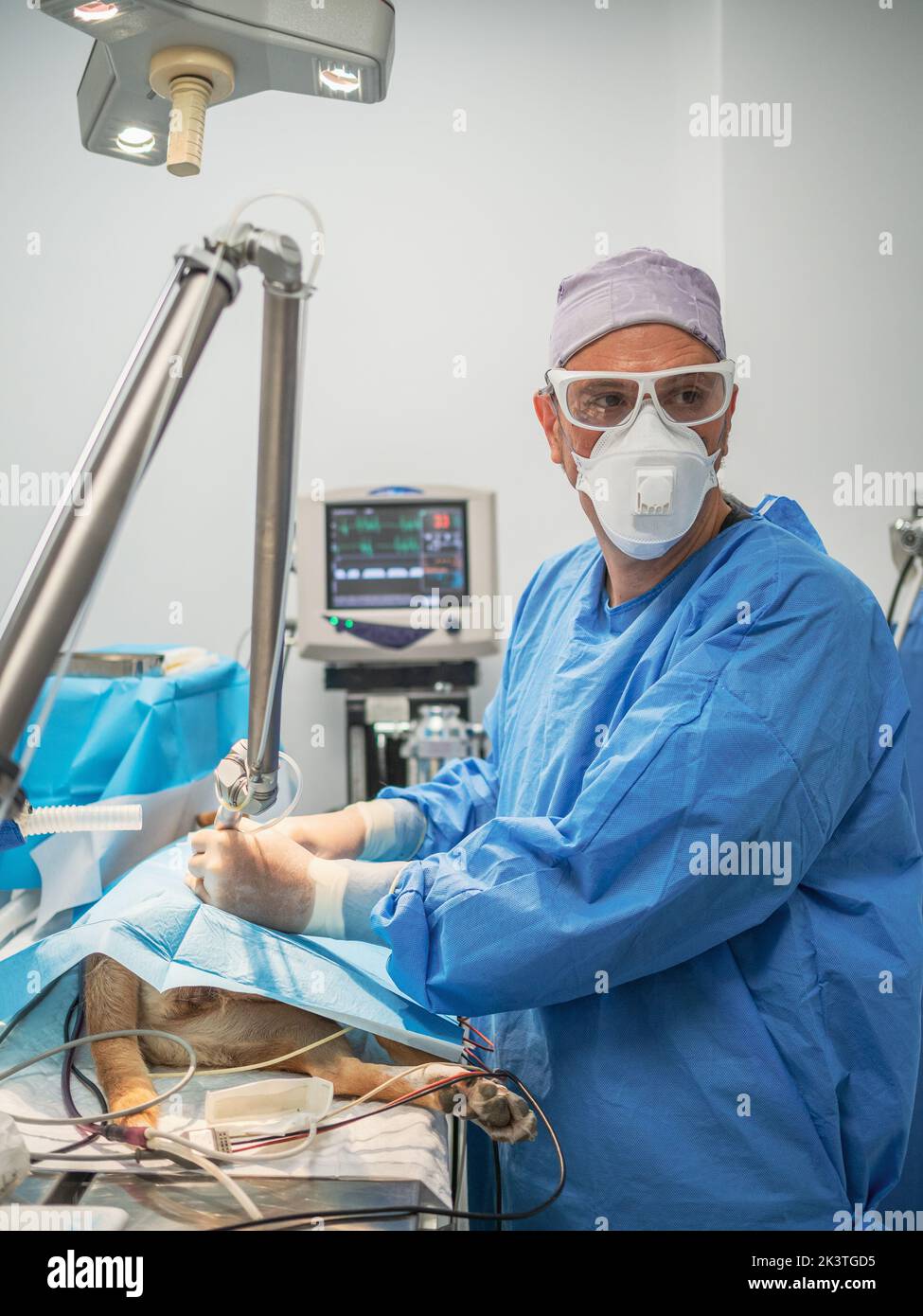 Vue latérale du médecin dans un masque médical et des lunettes de ...
