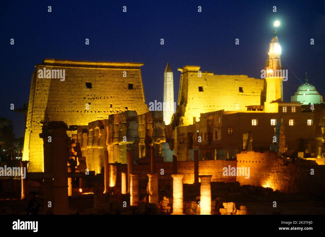 Louxor Egypte le temple de Louxor et la mosquée d'Abou El-Haggag sont illuminés la nuit Photo ...
