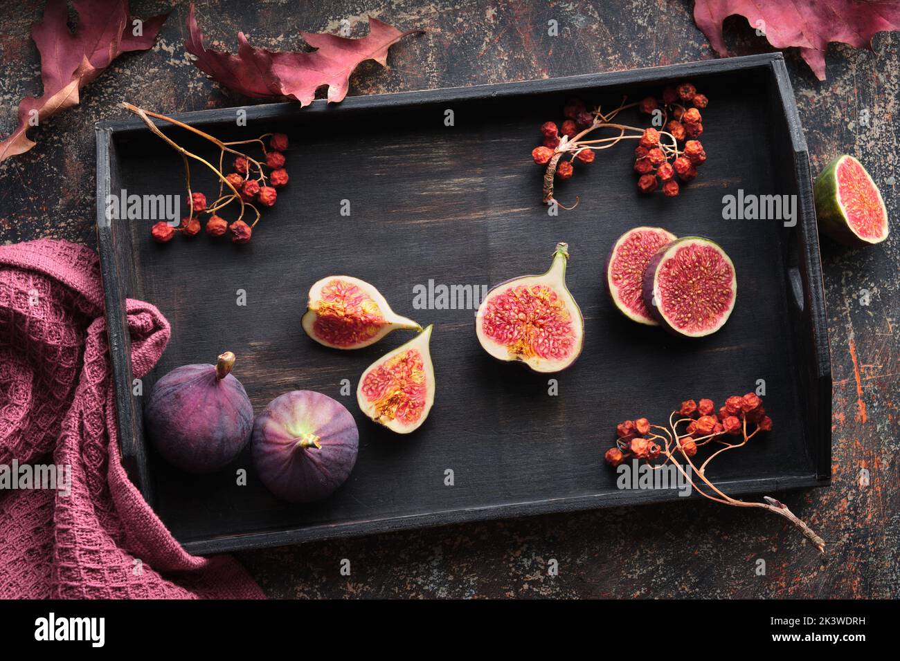 Arrière-plan de durée automatique. Fruits frais coupés en deux sur ...