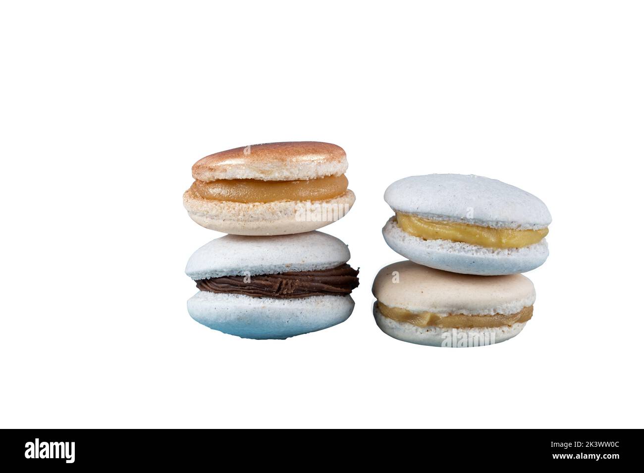 Gros plan de quatre macarons empilés remplis de ganache au chocolat et ... Gros plan de quatre macarons empilés remplis de ganache au chocolat et ...