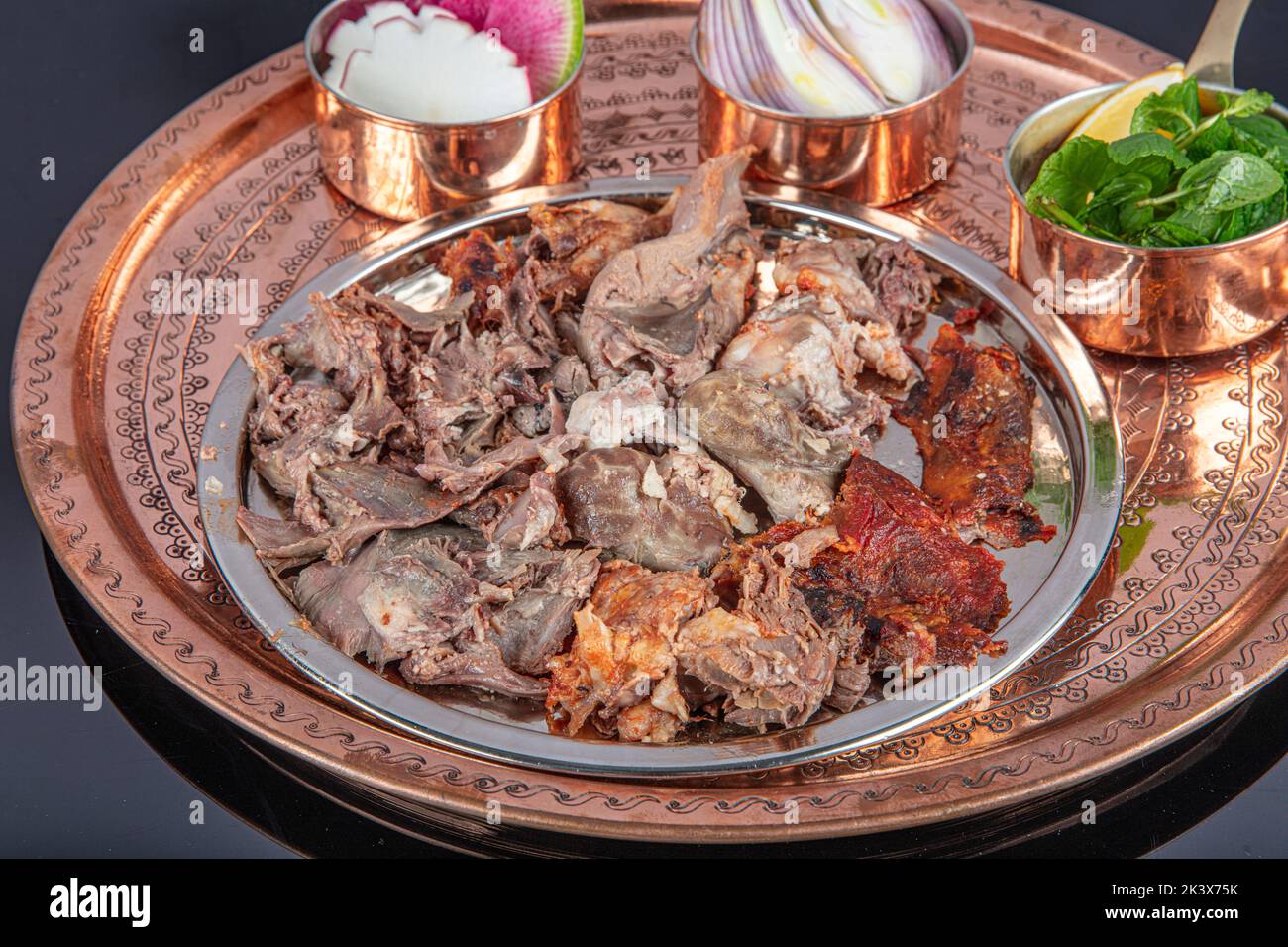 Dinde plat de cuisine nationale rôti d'agneau à la viande. Tête d ...