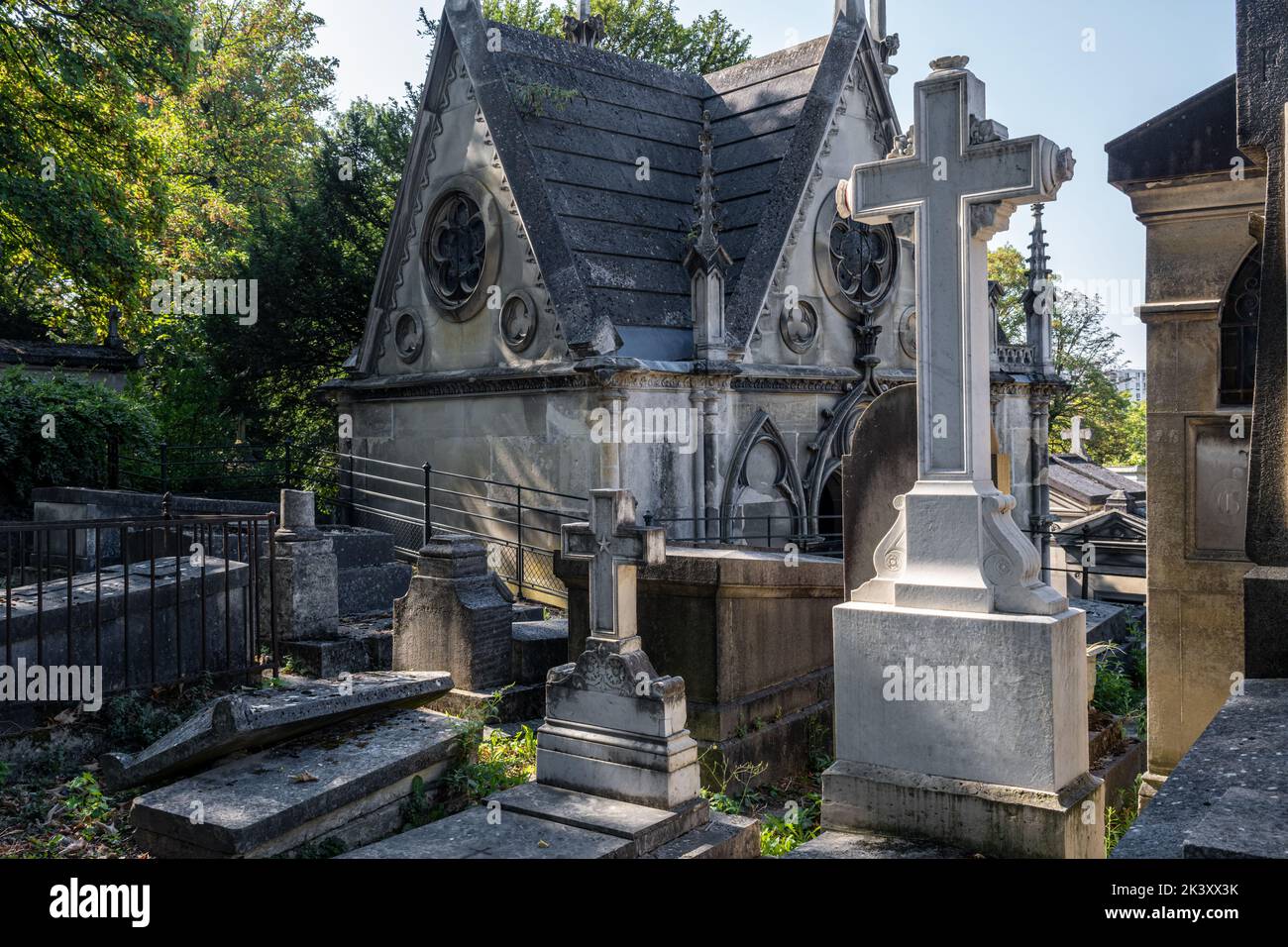 Pierres tombales au cimetière du Père-Lachaise à Paris, France Photo Stock - Alamy