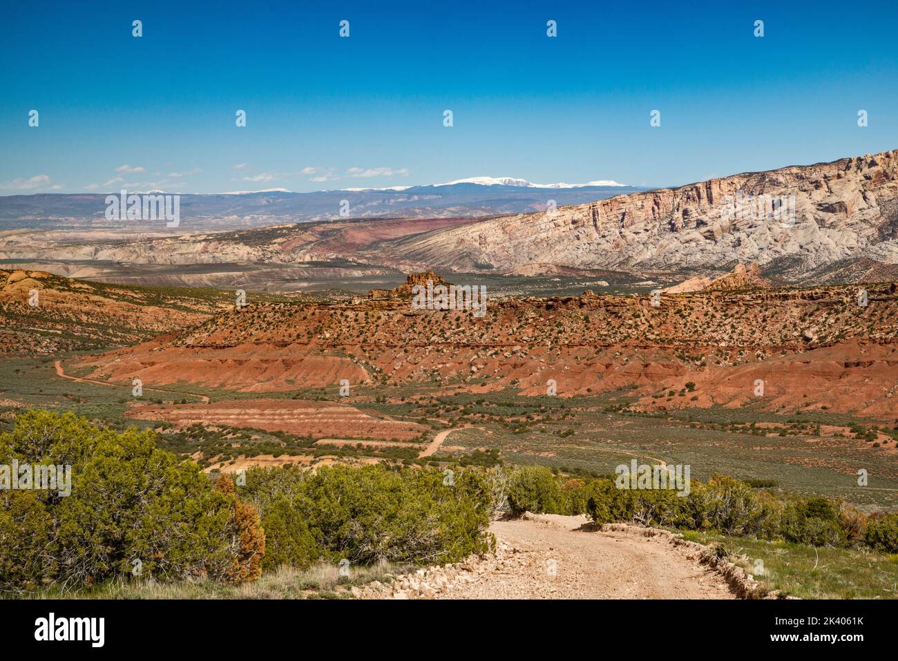Vue sur la route de montagne Banque de photographies et d’images à haute résolution - Alamy