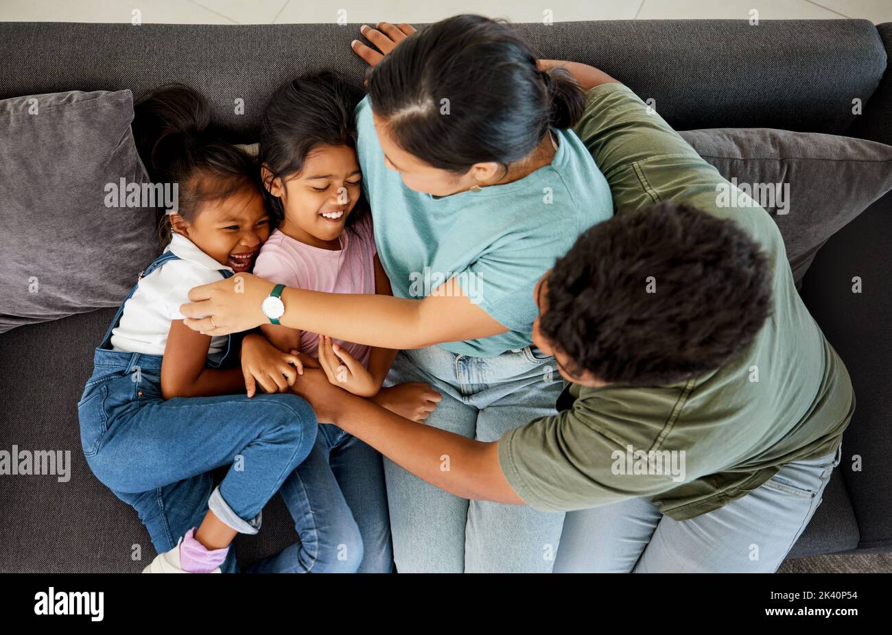 Une famille comique, un canapé heureux et des parents avec amour pour ...