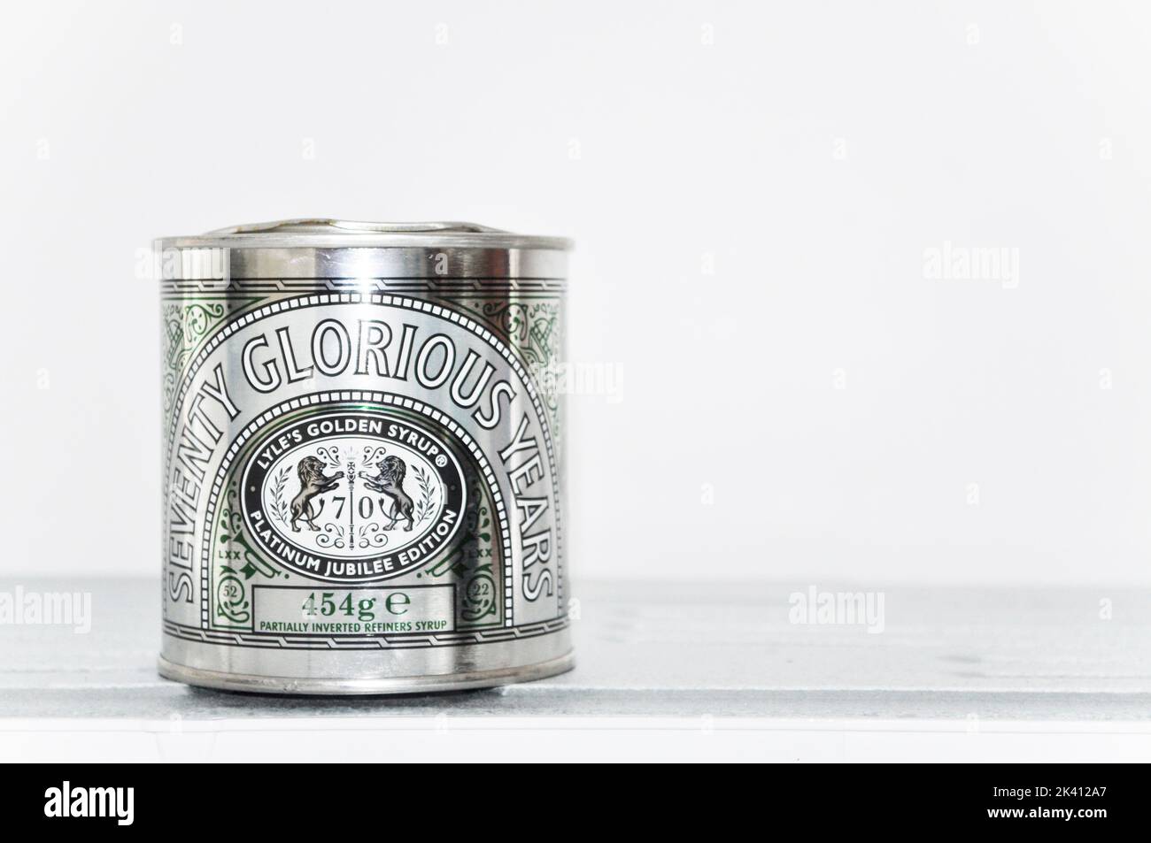 Édition spéciale boîte de sirop doré de Lyle sur fond blanc. Soixante ...