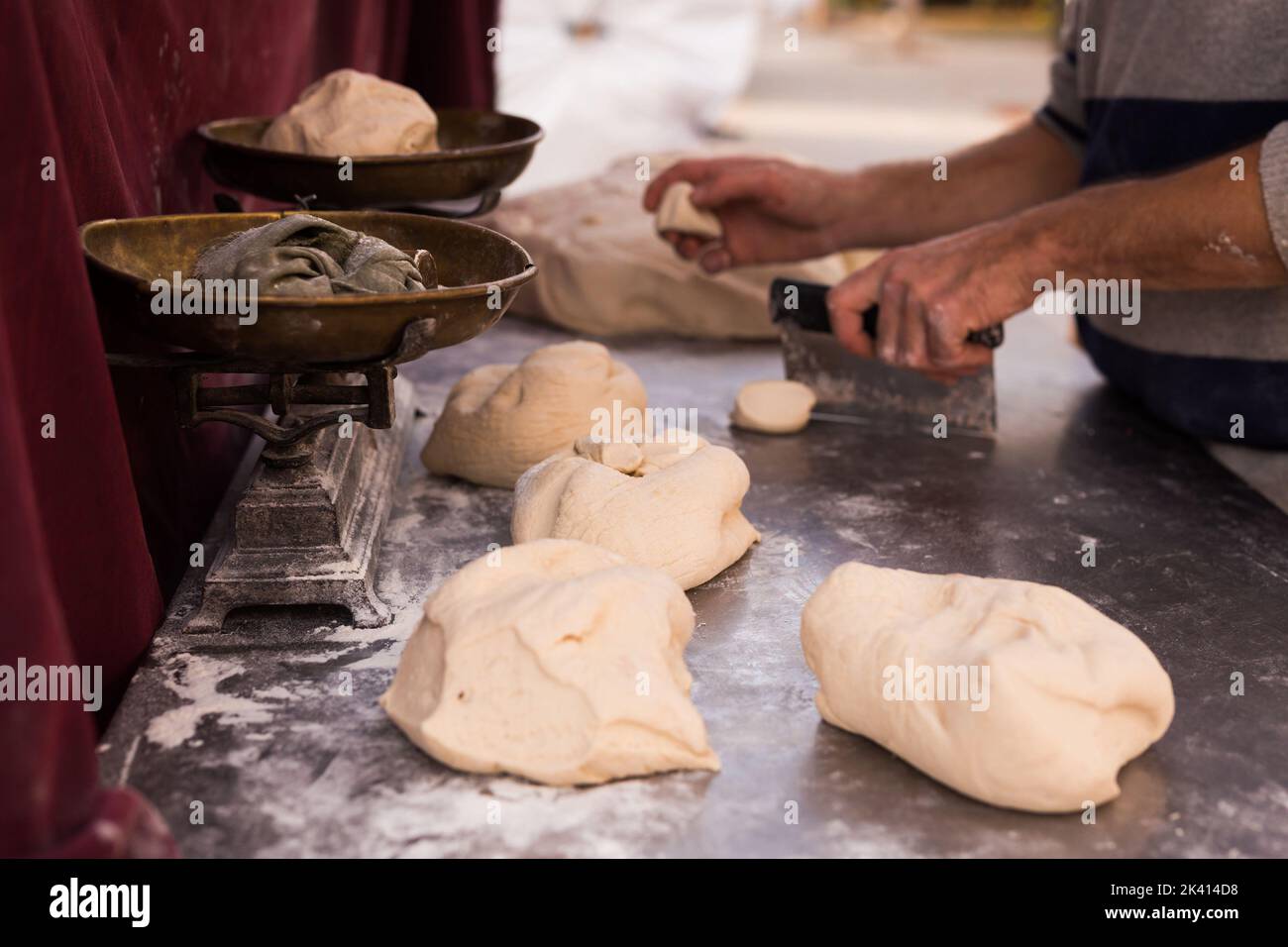 processus de préparation du pain. pétrissage de la pâte Photo Stock - Alamy