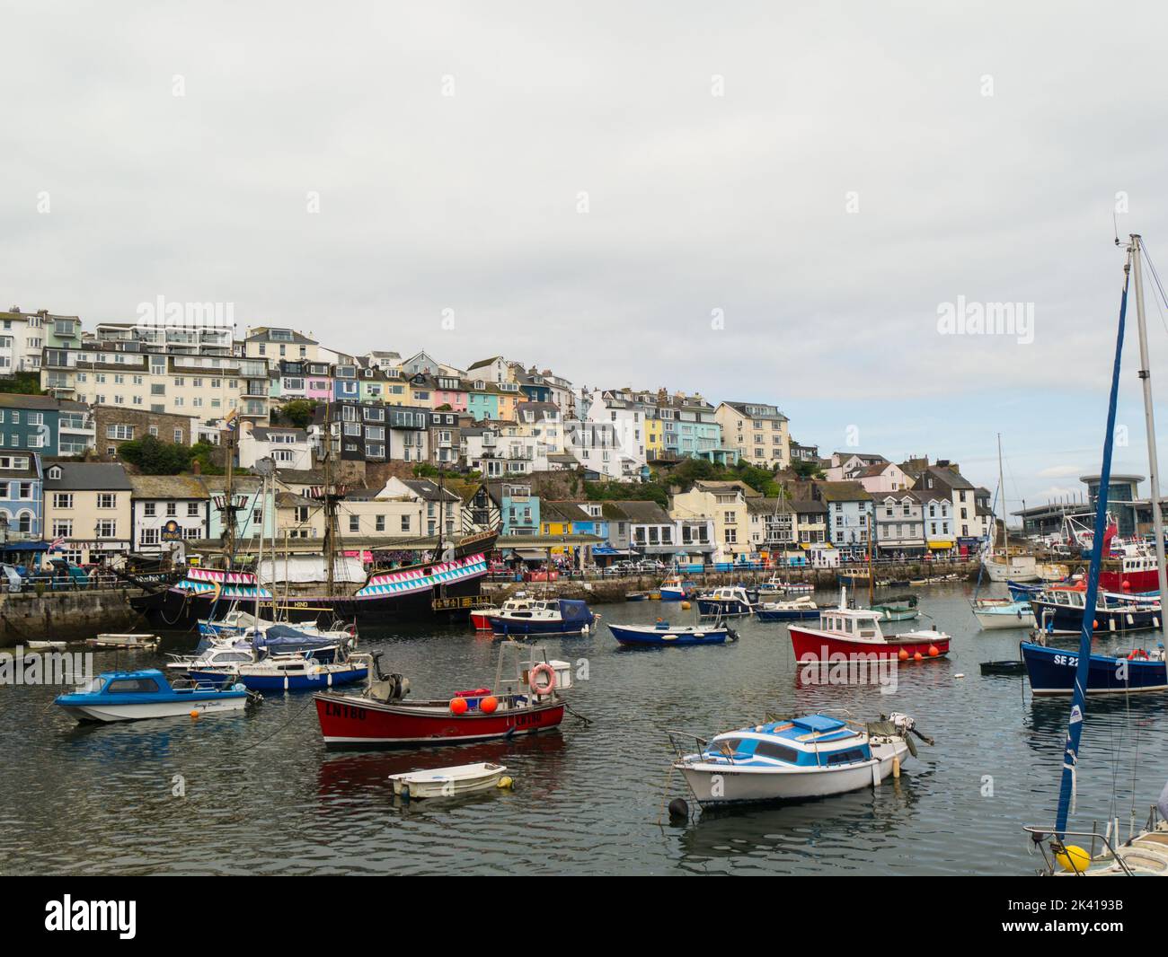 Vue sur le port de la jolie ville de pêche de la Côte d'Azur de Brixham ...