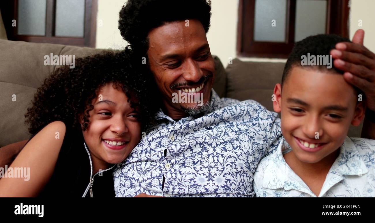 L'amour et l'affection des enfants et des pères africains. Papa brésilien embrassant son fils et ...
