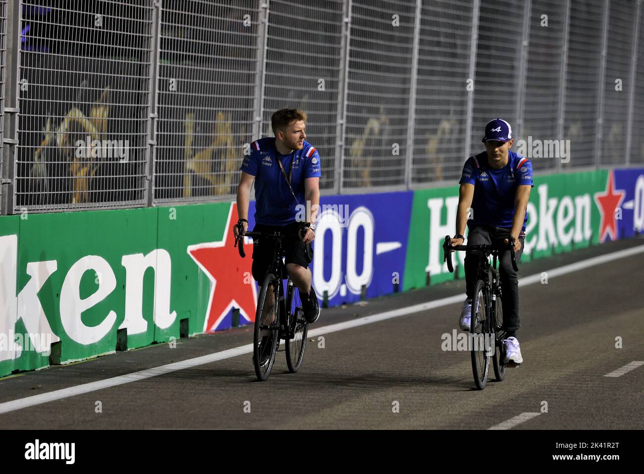 Esteban Ocon (FRA) Alpine F1 Team fait le tour du circuit avec Josh ...