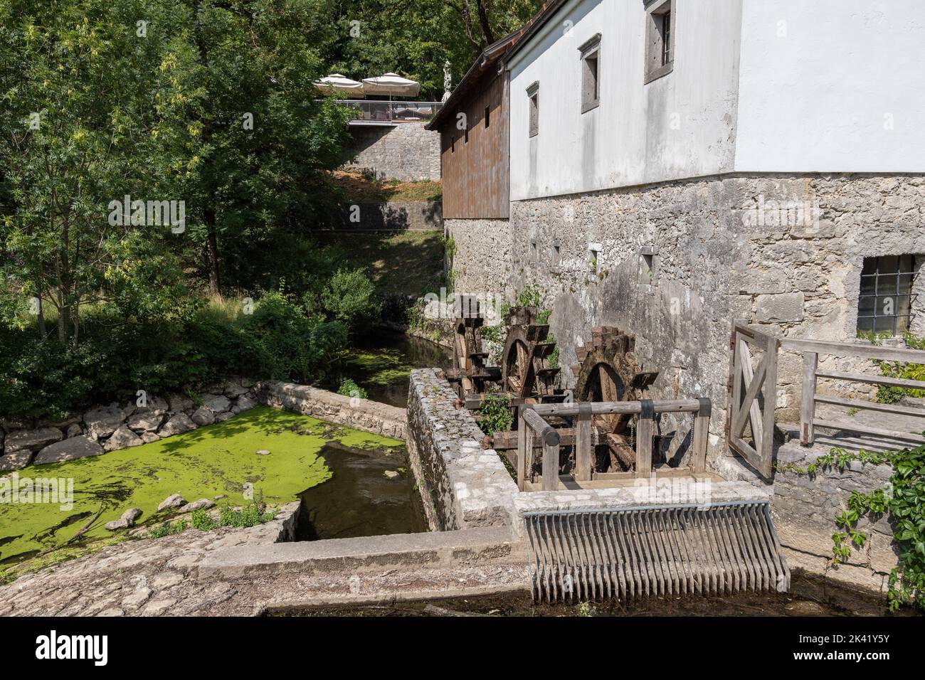 Ancien moulin de la ferme de Modrijan, dans le parc de la grotte de ...