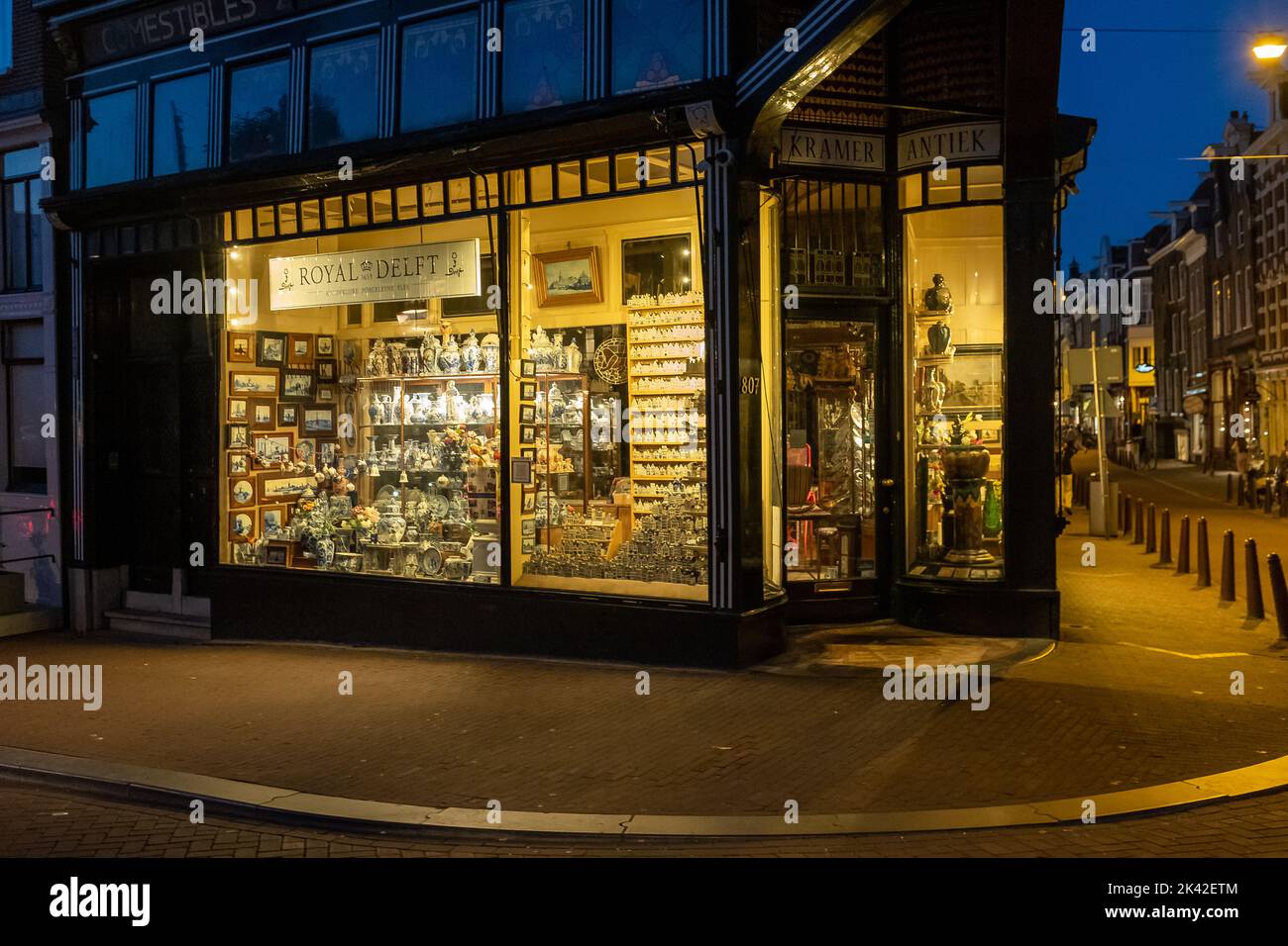 Shop window at night Banque de photographies et d’images à haute ...
