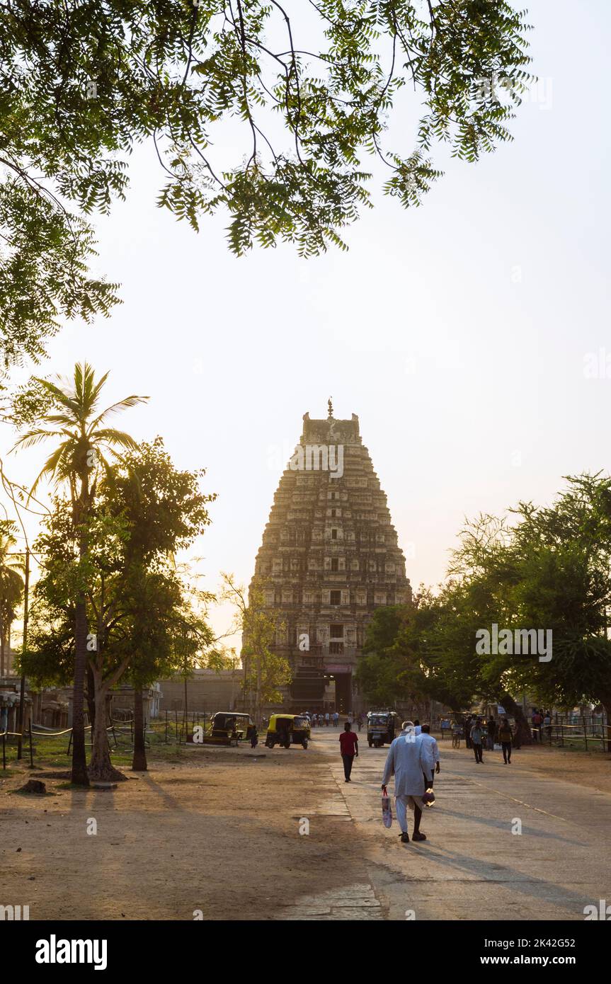 Hampi, Karnataka, Inde: Un homme marche au coucher du soleil vers le ...