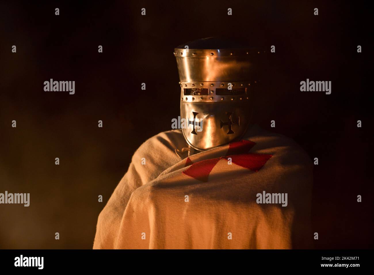 Chevalier Templier par le feu, brûlant peut-être des frères tombés dans ...