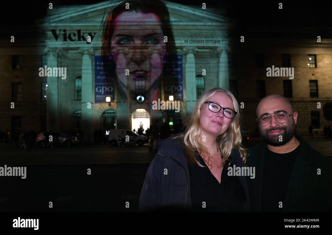 La directrice Sasha King (à gauche) et l'artiste Conor Merriman de l ...