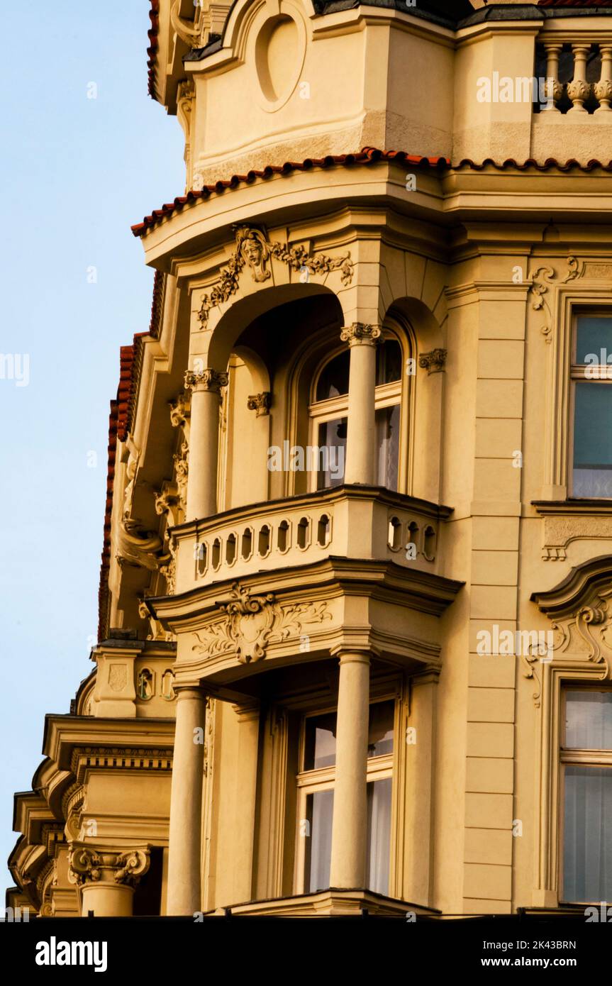 Des porches d'angle sont situées dans un bâtiment de style Art nouveau ...