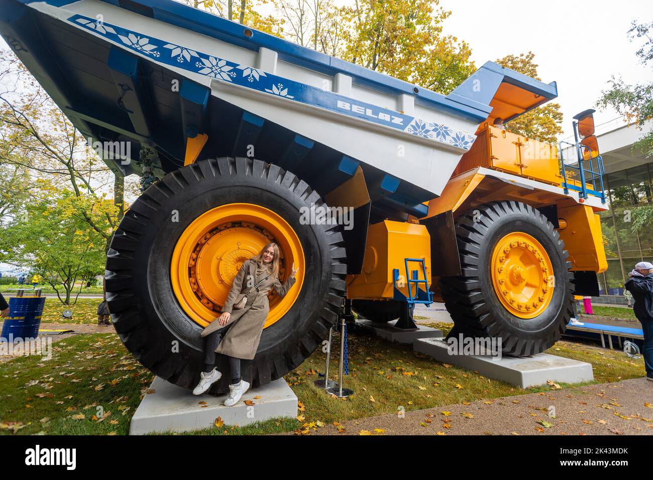 Moscou. La jeune fille près d'une roue du légendaire camion-benne BelAZ a installé au pavillon ...