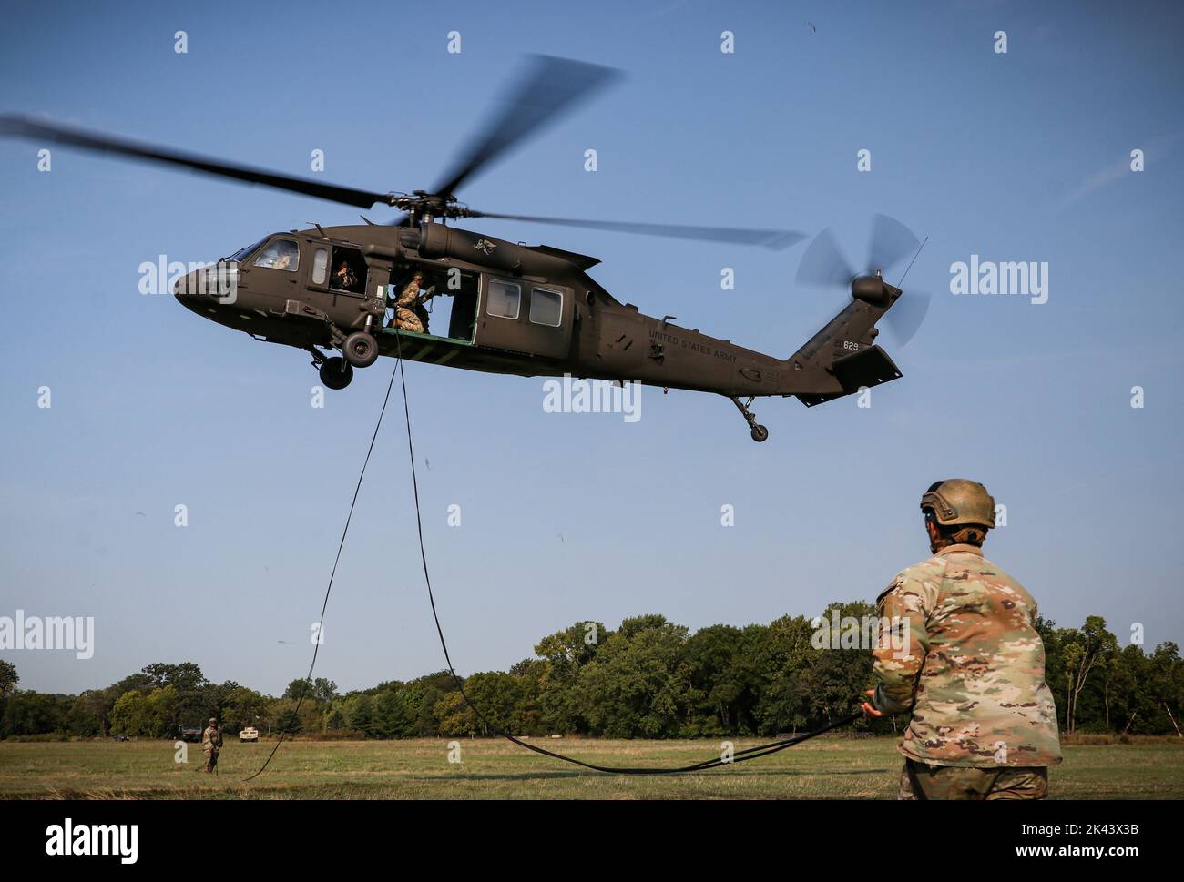 Rappelling and black hawk helicopter Banque de photographies et d ...
