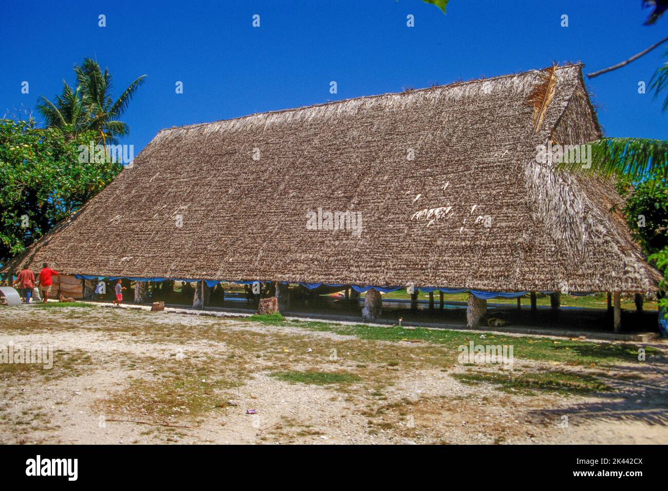 Un maneabba ou une maison de réunion traditionnelle, Tarawa, Kiribati ...