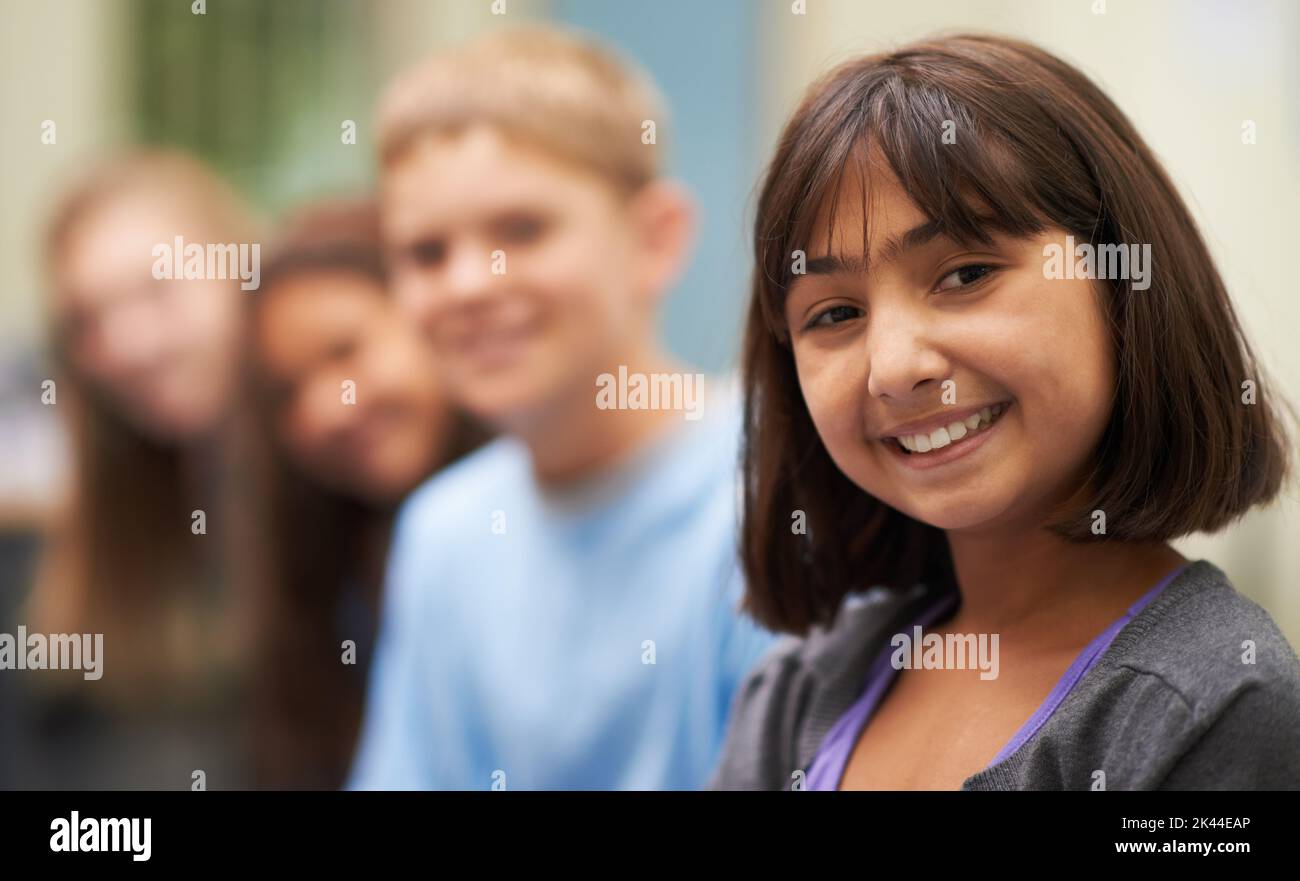 Vous donner un sourire. Portrait d'une jeune fille d'école debout avec ... Vous donner un sourire. Portrait d'une jeune fille d'école debout avec ...