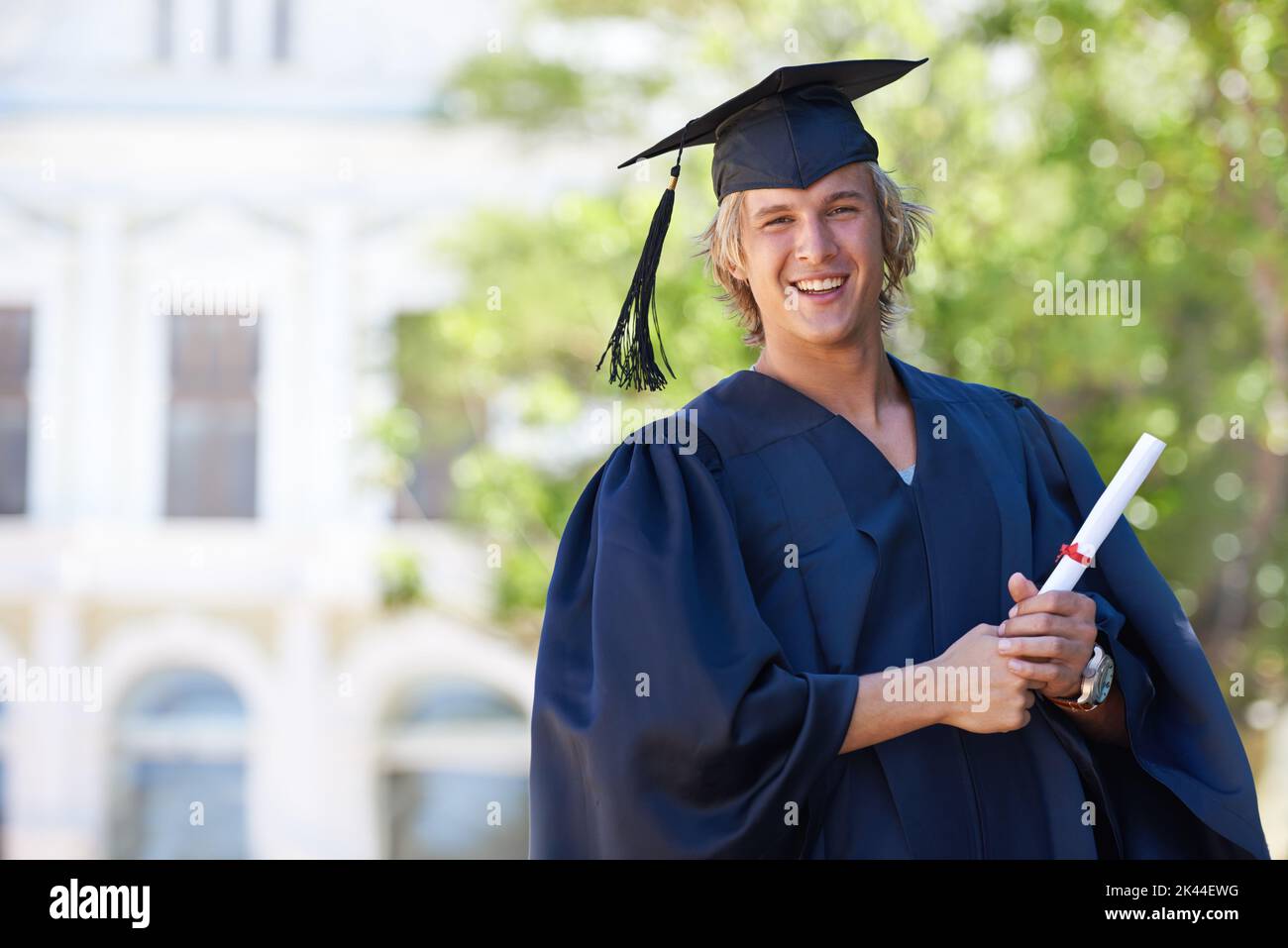 Assurer son avenir. Portrait d'un bon diplômé dans ses vêtements de ... Assurer son avenir. Portrait d'un bon diplômé dans ses vêtements de ...