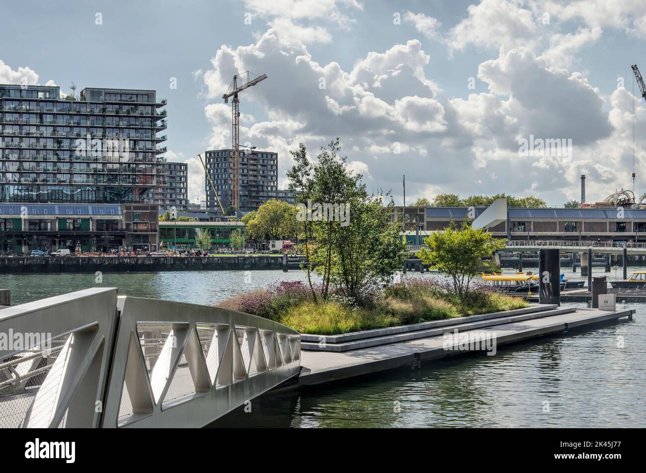 Rotterdam, pays-Bas, 29 septembre 2022: Pont piétonnier en acier blanc ...