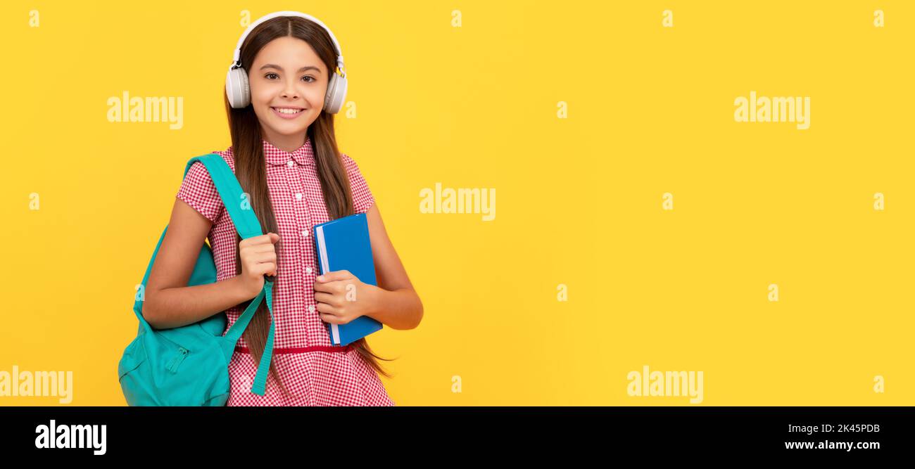 bonne école adolescente fille dans le casque de porter sac à dos et cahier d'exercices, l ...