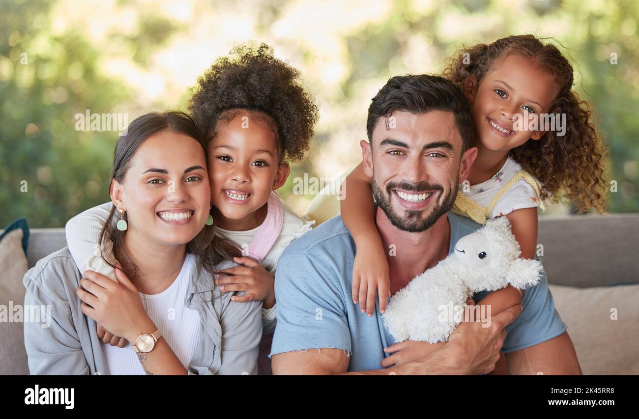 La famille, la mère et le père avec des enfants d'accueil qui s ...
