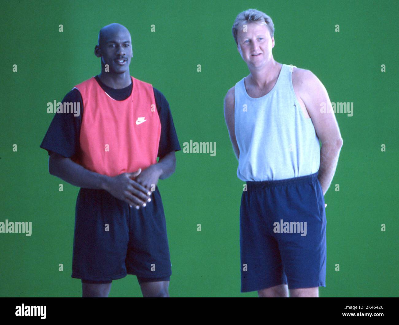 Les stars de la NBA, Michael Jordan et Larry Bird, écoutent les ...