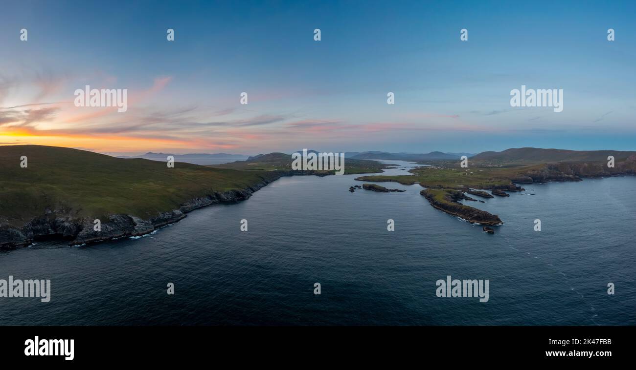 vue panoramique sur la péninsule d'Iveragh avec l'île de Valentia et ...