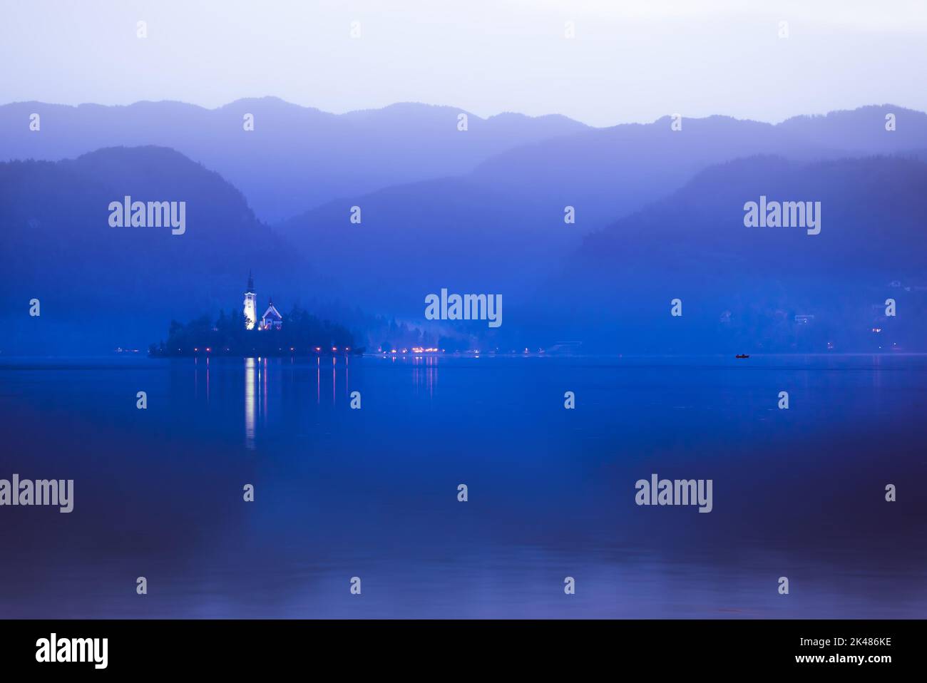 Lac de Bled Slovénie. Lac de montagne avec petite église de pèlerinage ...