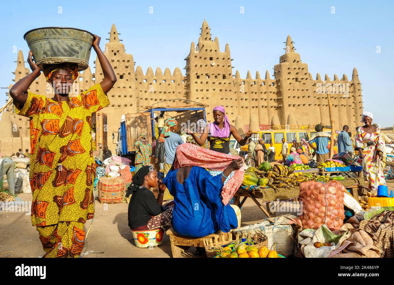 Mali. Djenne. Les femmes au marché du lundi devant la mosquée de Djenne ...