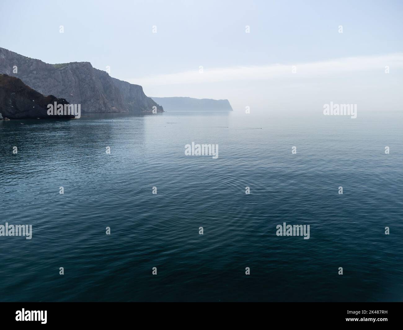 Vue panoramique aérienne sur les paysages marins avec mer azur et côtes ...