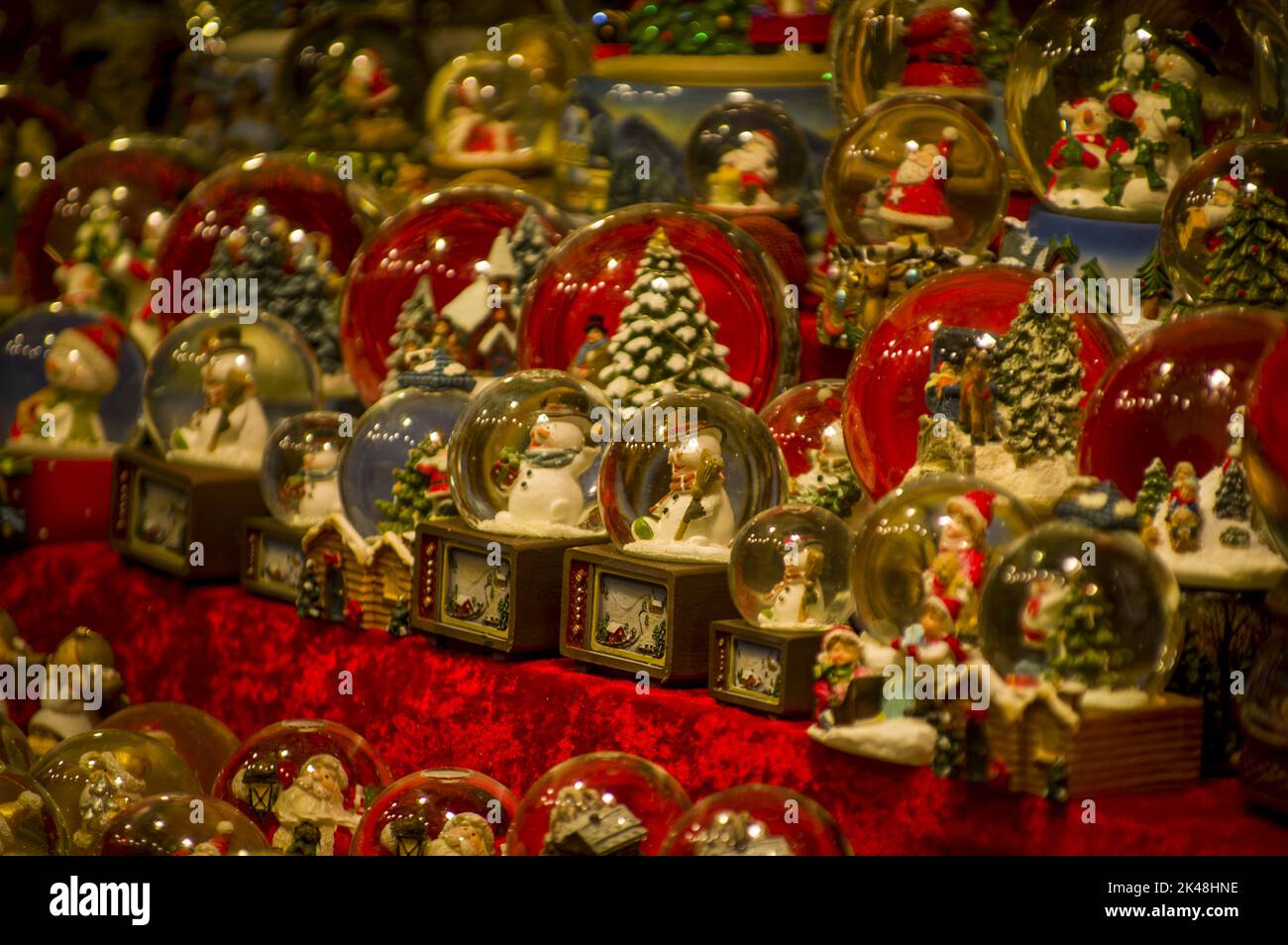 L'Avent Bazaar se compose de souvenirs de noël en verre, en bois et en ...