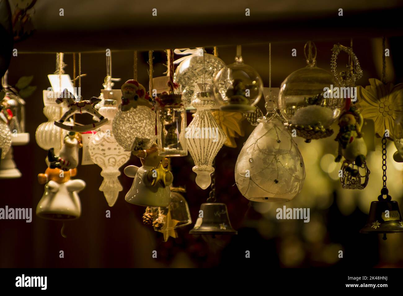 L'Avent Bazaar se compose de souvenirs de noël en verre, en bois et en ...