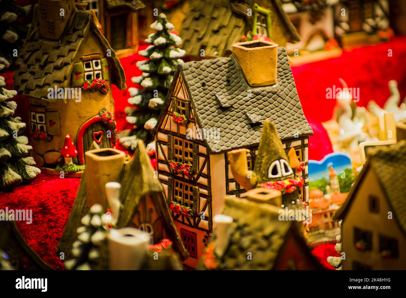 L'Avent Bazaar se compose de souvenirs de noël en verre, en bois et en ...