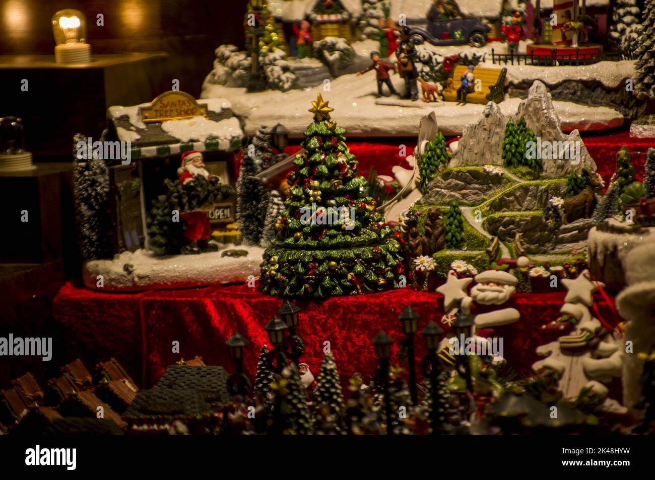 L'Avent Bazaar se compose de souvenirs de noël en verre, en bois et en ...