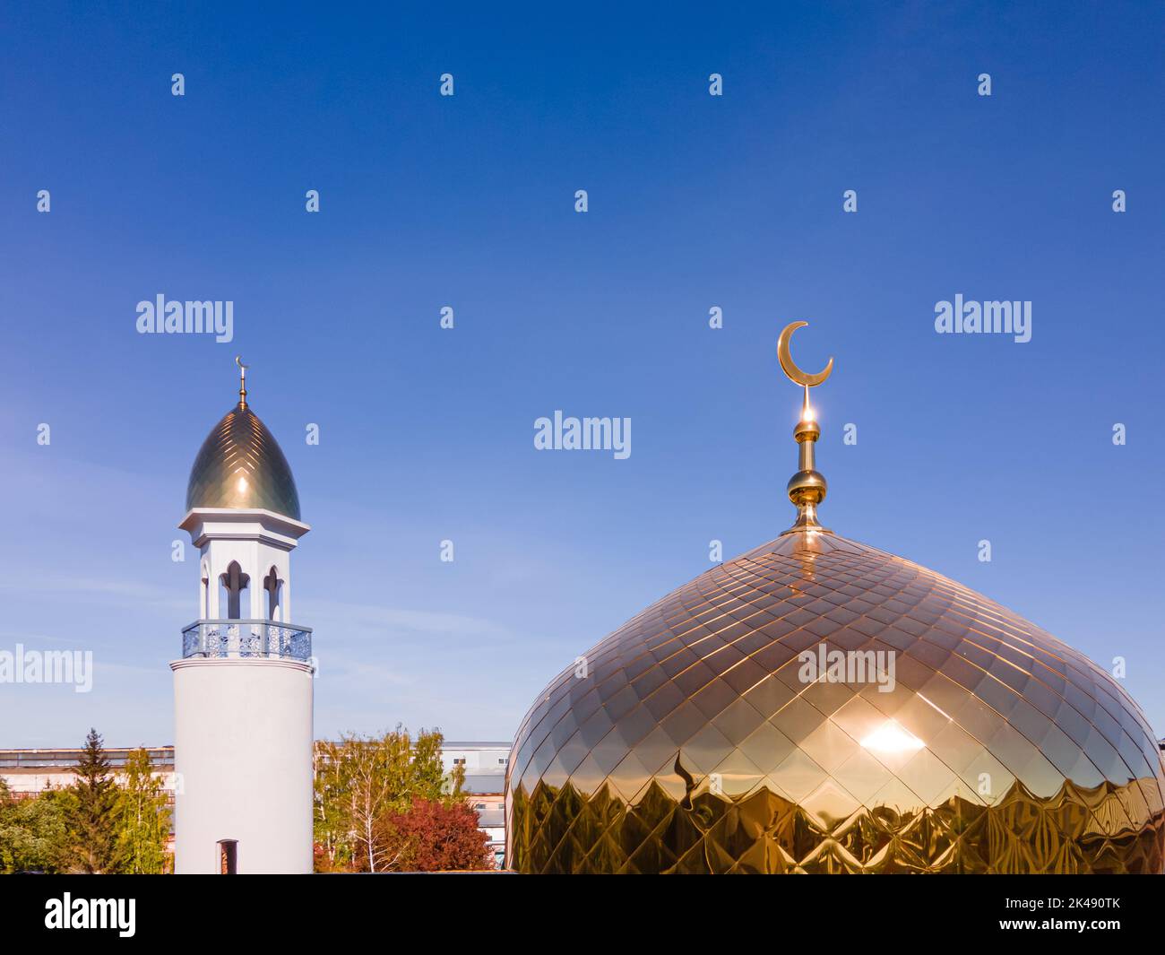 Un dôme doré musulman avec un croissant de lune sur la mosquée. Minaret ...