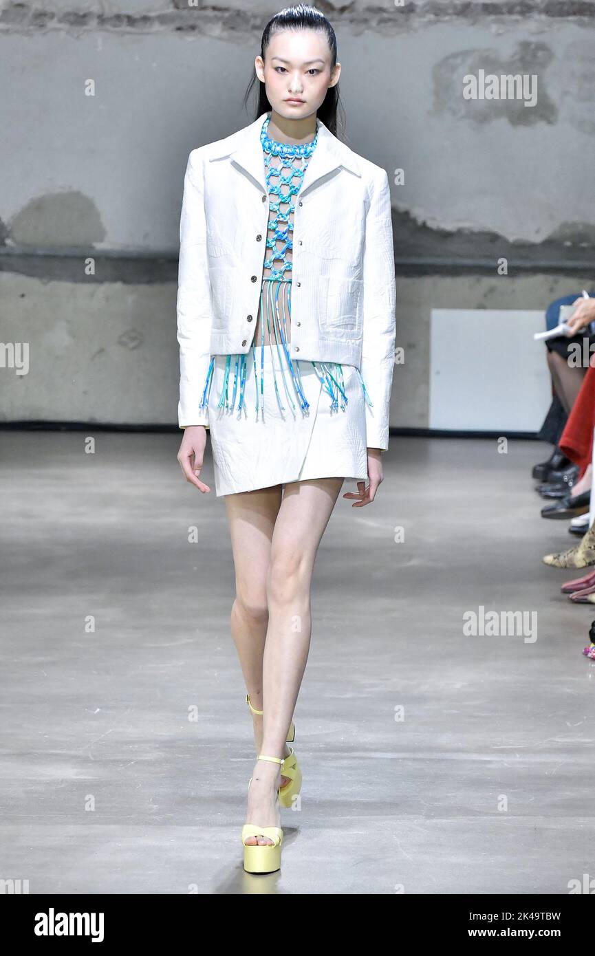 Paris, France. 01st octobre 2022. Un mannequin marche sur la piste du ...