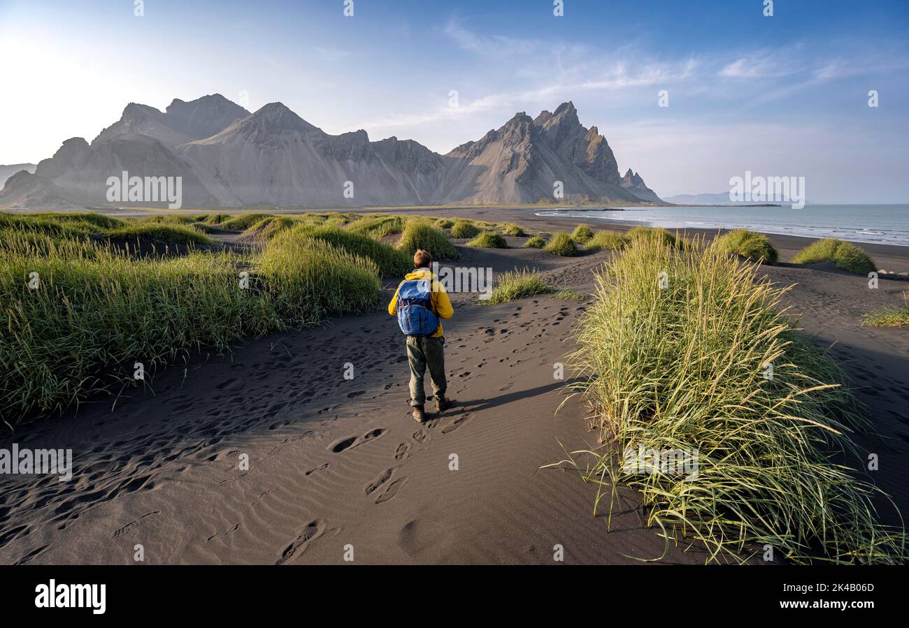 Tourisme sur une dune de sable, plage noire avec sable volcanique ...