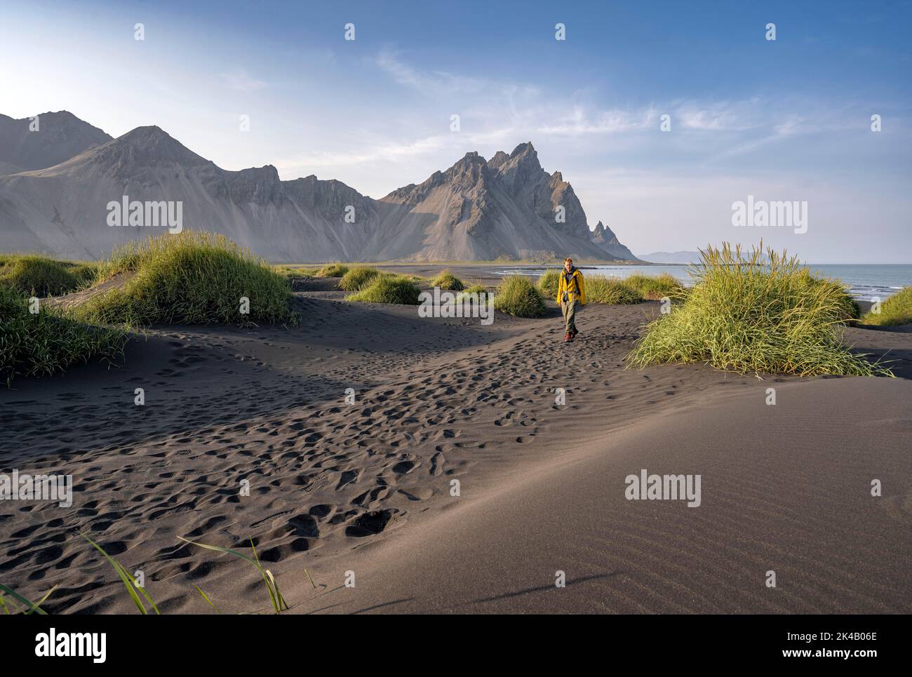 Tourisme sur une dune de sable, plage noire avec sable volcanique ...