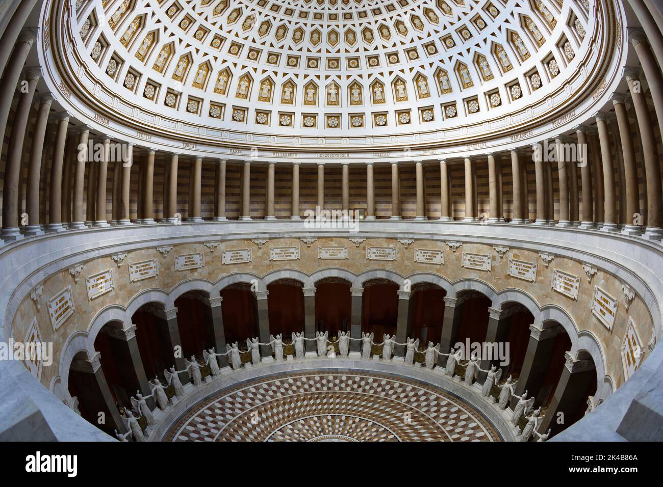 Intérieur, hall et dôme avec un total de 34 anges, déesses de la ...