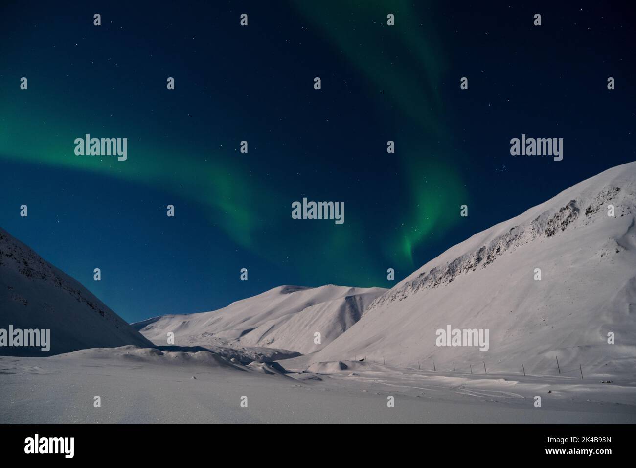 Aurore Borealis aurores boréales au-dessus des montagnes de Nybyen en ...