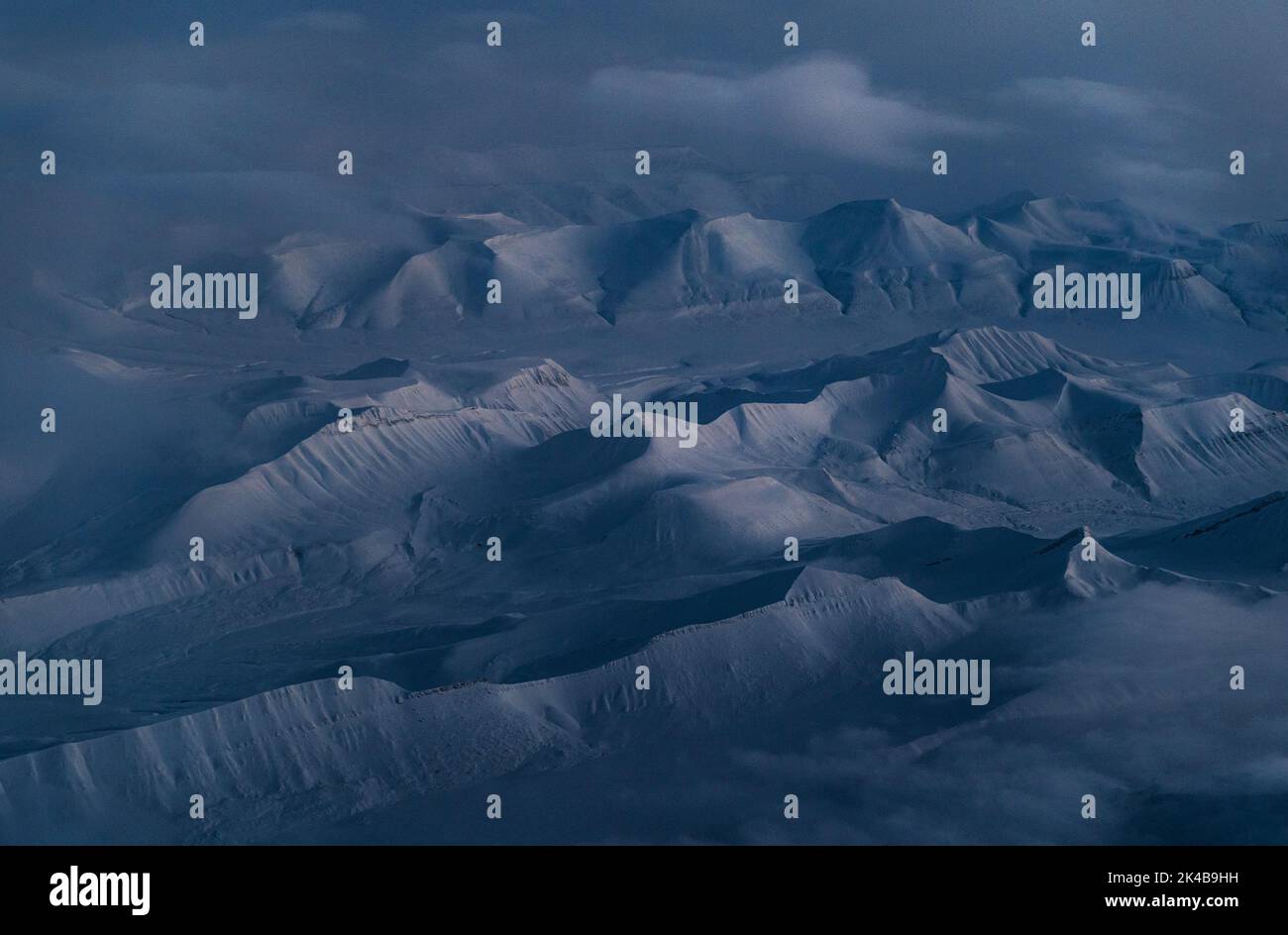 Photos aériennes uniques du paysage hivernal gelé et enneigé des ...