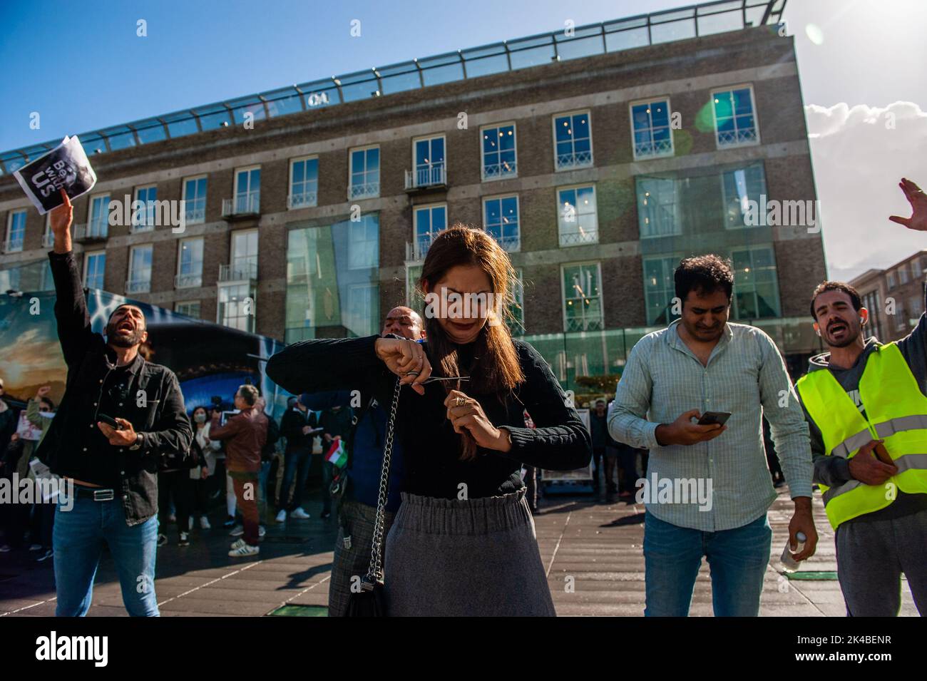 Une femme iranienne très triste est vue après avoir coupé les cheveux ...