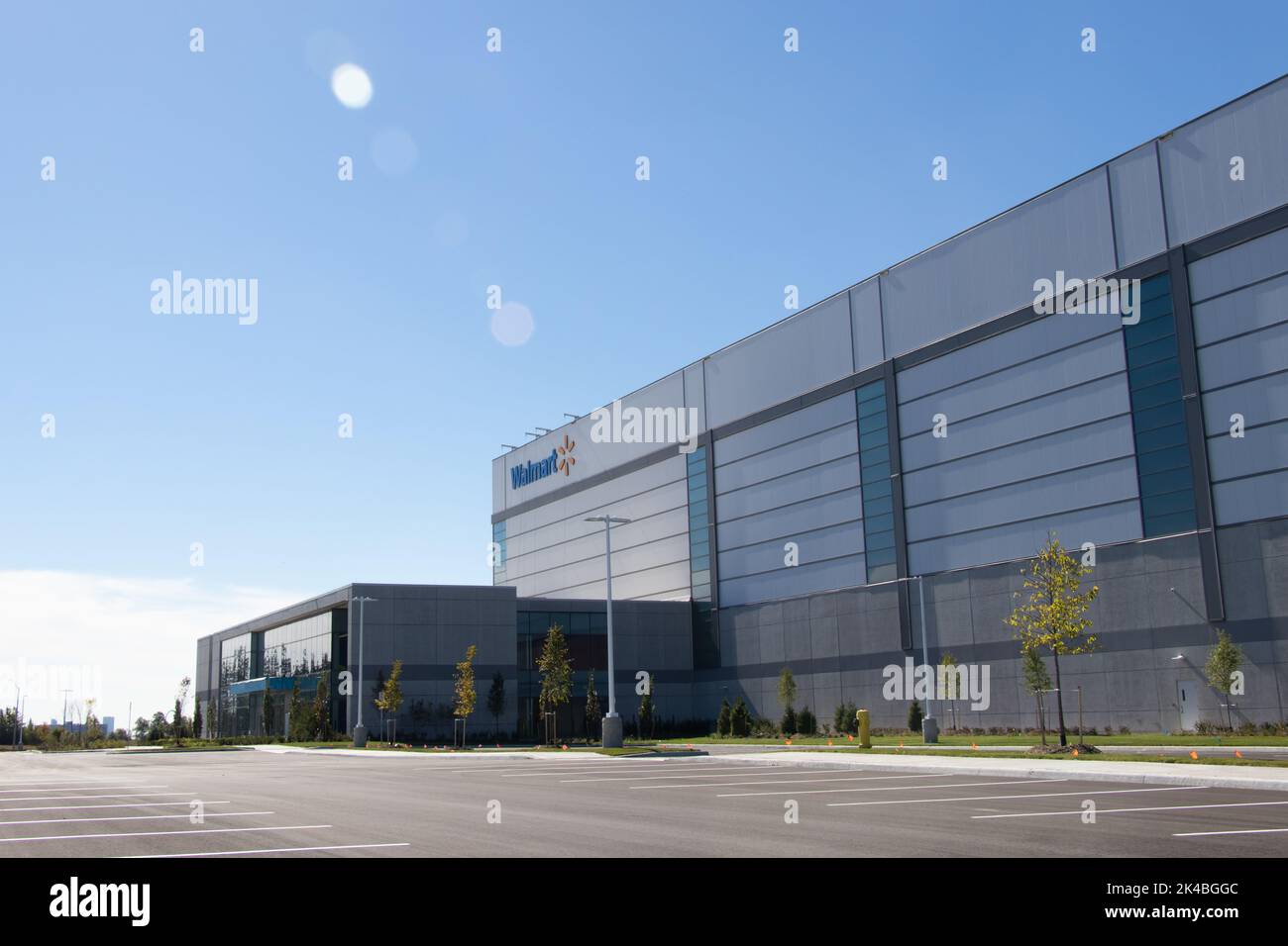 Le panneau s'allume sur un nouveau centre de distribution Walmart le jour du ciel bleu alors que ...