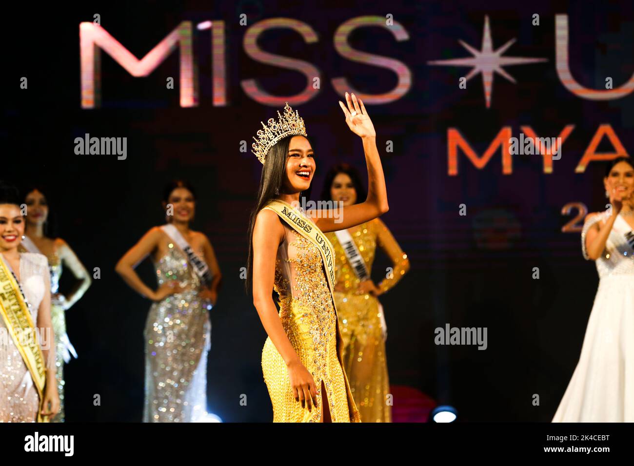 Yangon, Myanmar. 1st octobre 2022. ZAR Li Moe (front) se délpe après avoir remporté la couronne ...