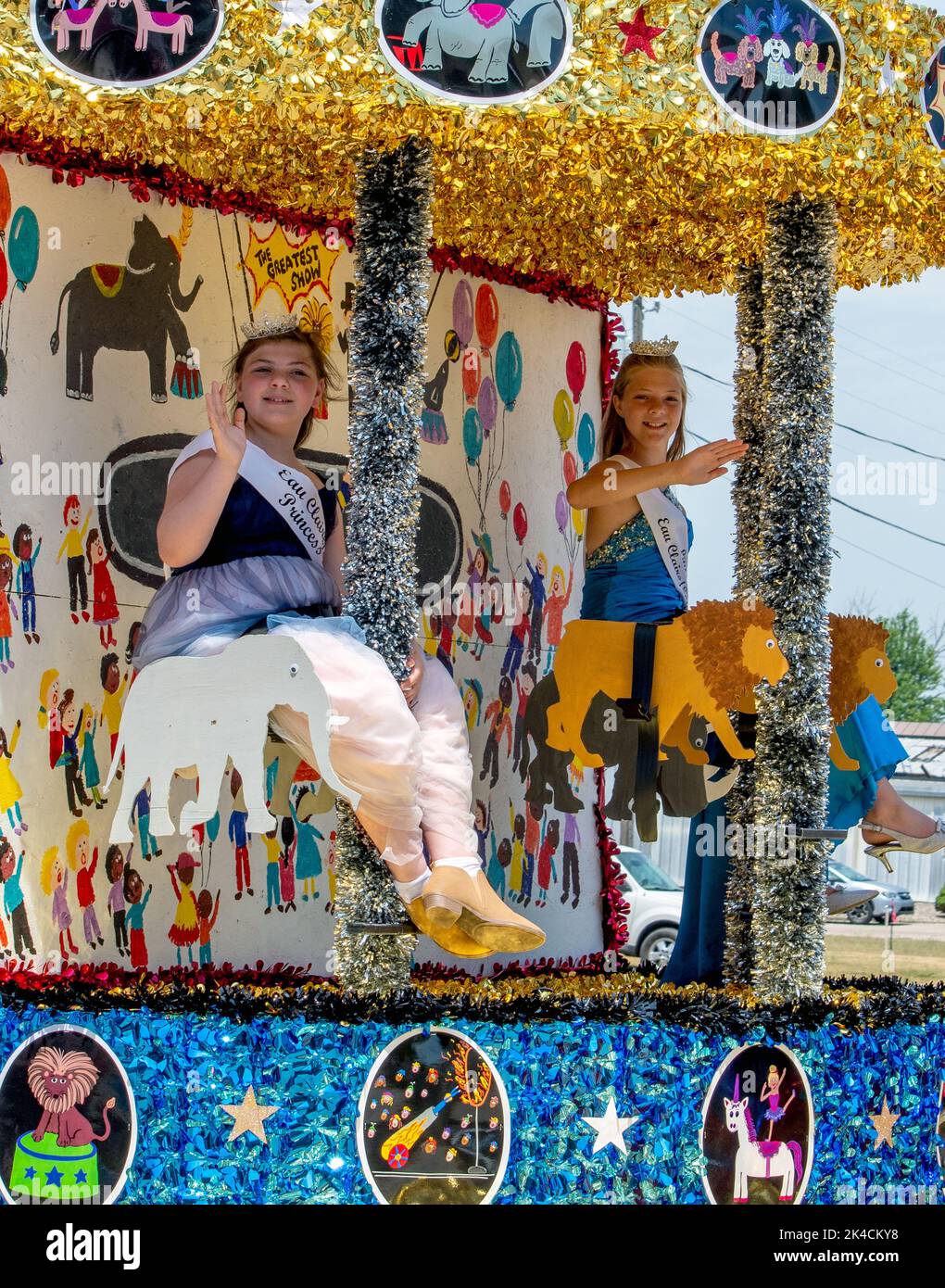 Eau Claire MI USA 4 juillet 2022; deux princesses du festival se ...