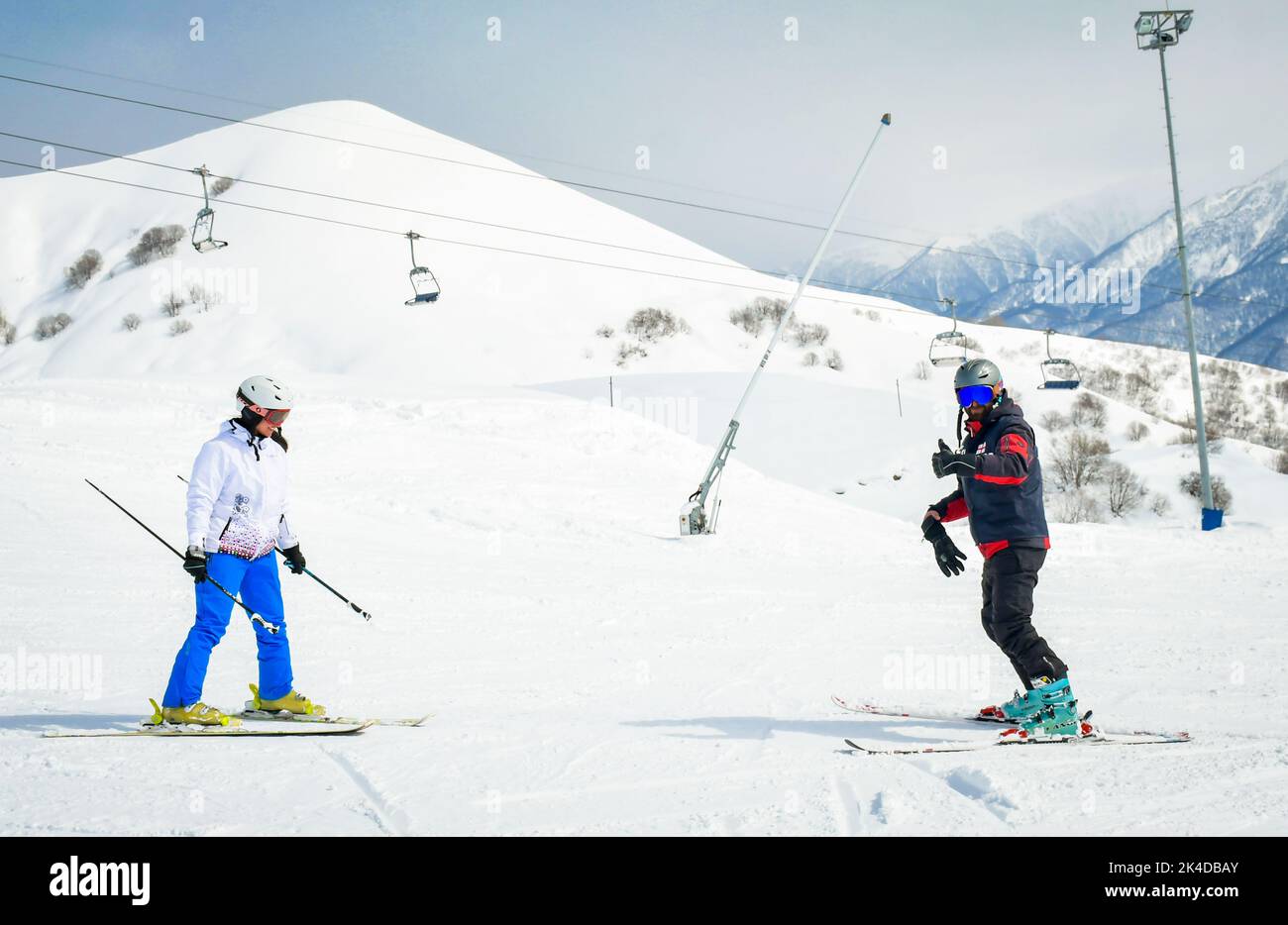 Gudauri, Géorgie - 24th janvier 2022 : instructeur de ski de race ...