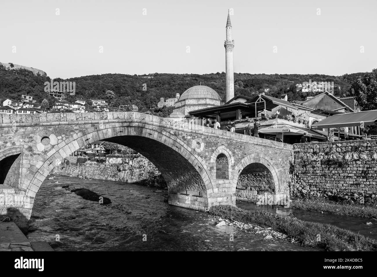 Mosquée Sinan Pasha et pont en pierre, points de repère dans la ville ...